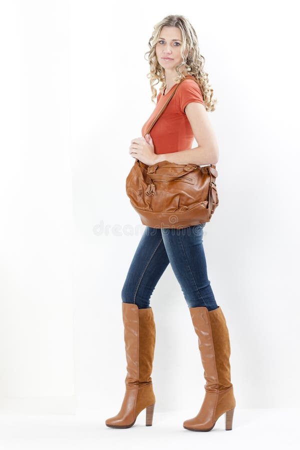 Frau mit einer Handtasche stockfoto. Bild von beige, haar - 66311588