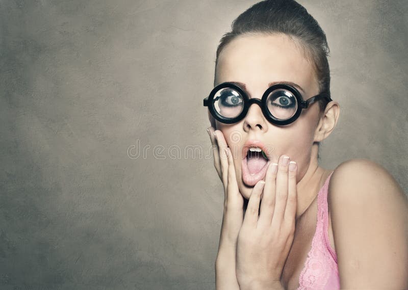 Frau Mit Entsetzter Grimasse Stockbild - Bild von gläser, emotional ...