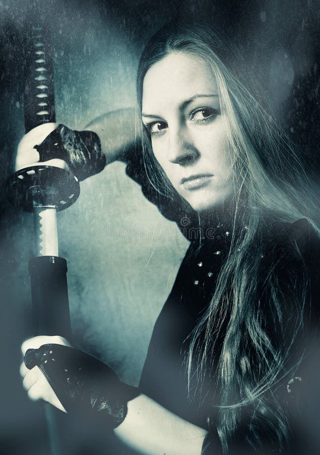 Frau mit Klinge stockfoto. Bild von handschuhe, dämmerung - 23895718