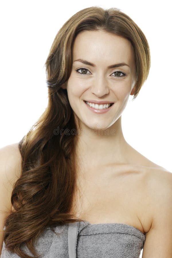 Frau mit langem Brown-Haar stockfoto. Bild von haut, lächeln - 56741356