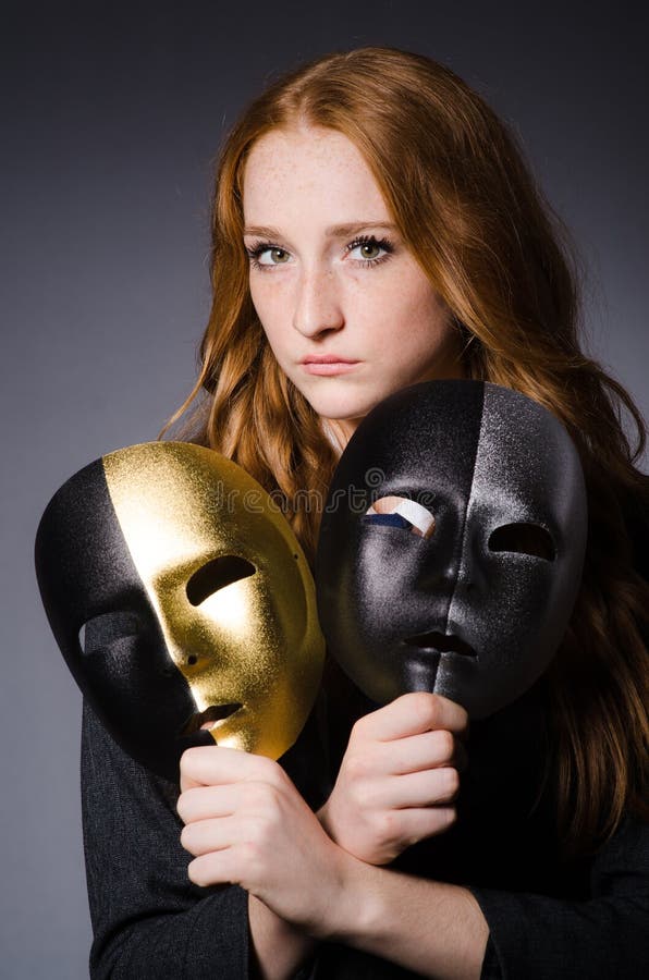 Die Frau Mit Maske Im Lustigen Konzept Stockfoto - Bild von konzept ...