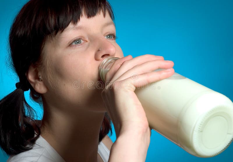 Frau mit Milch stockfoto. Bild von lächeln, betrieb, glücklich - 651454