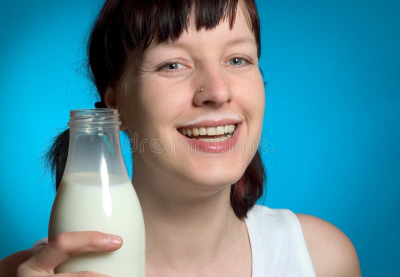 Frau mit Milch stockfoto. Bild von lächeln, betrieb, glücklich - 651454