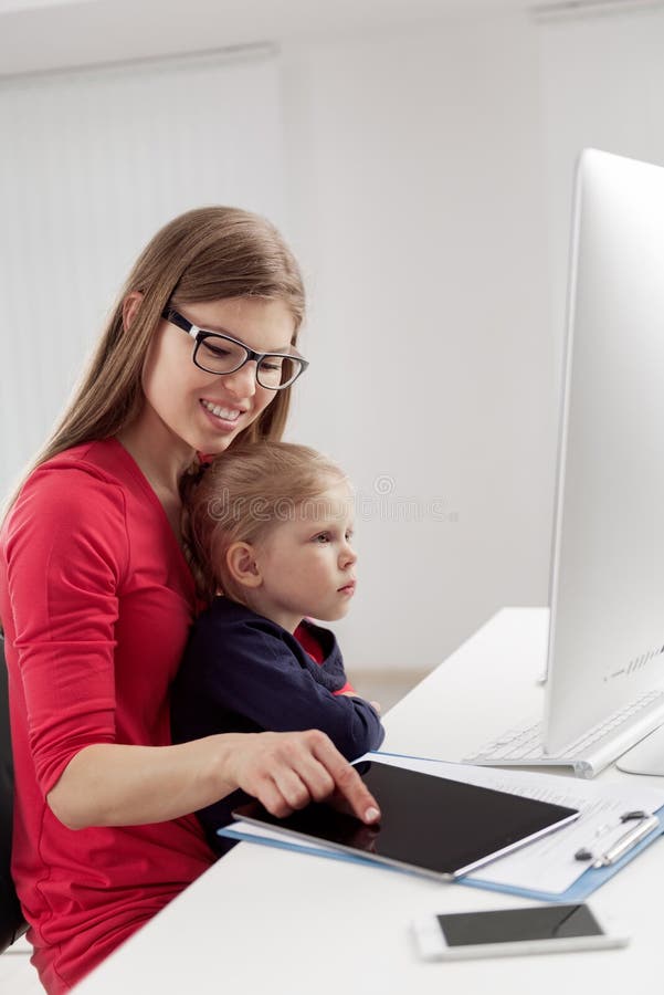 Frau Mit Tochter am Computer Stockbild - Bild von anwendung ...