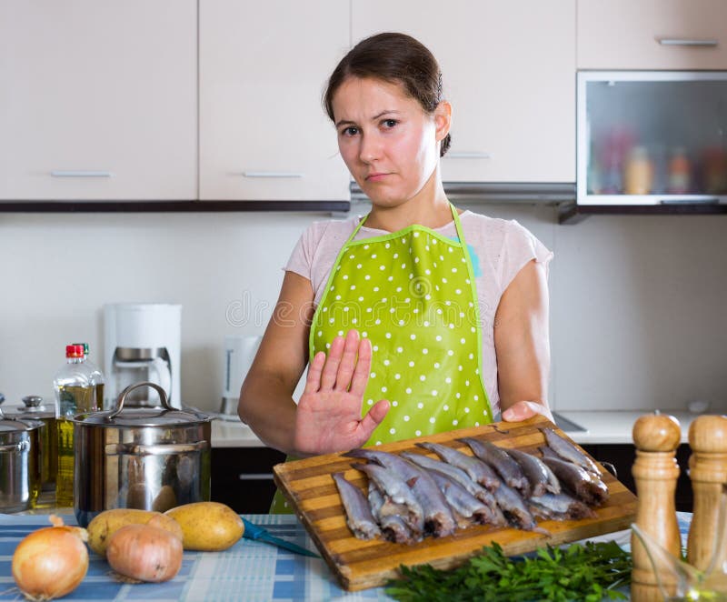 Frau Mit Widerlichem Fisch, Der Stinkt Stockfoto - Bild von leute ...