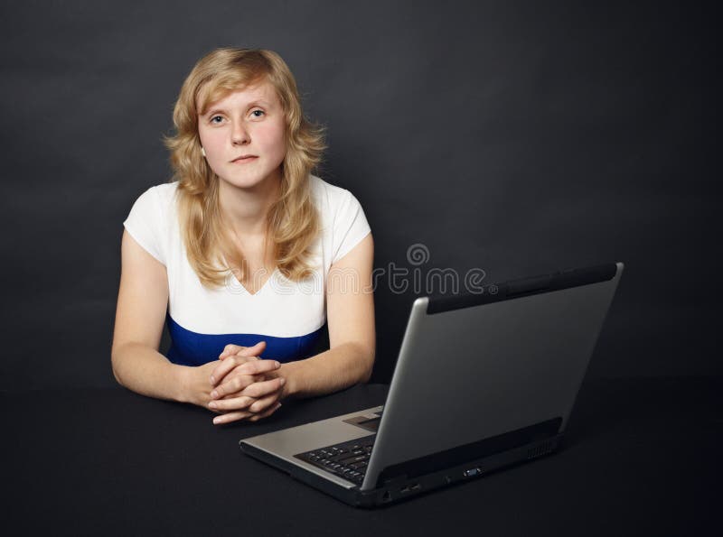 Frau Sitzt am Tisch Mit Computer Stockbild - Bild von schwarzes ...