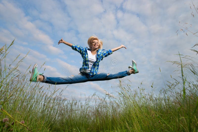 Springen Auf Eine Trampoline Stockfoto - Bild von spiel, aktiv: 74374906