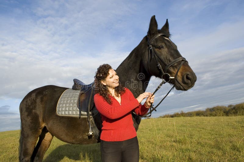 Frau, Pferd und ein Hund. stockfoto. Bild von hund, pferderuecken - 9122546