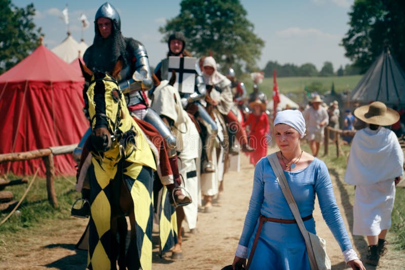 Frau Und Eingehangene Ritter Redaktionelles Stockbild - Bild von ...