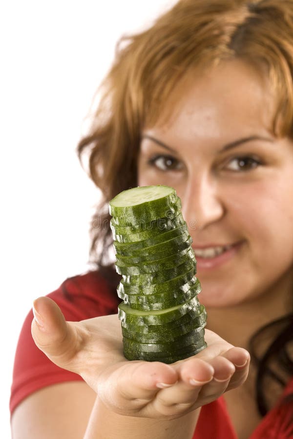 Frau mit Gurke stockfoto. Bild von nett, scheibe, mädchen - 27300314