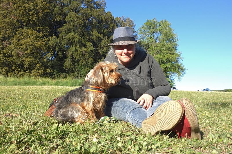 Frau und Hund stockfoto. Bild von hund, frau - 92064620