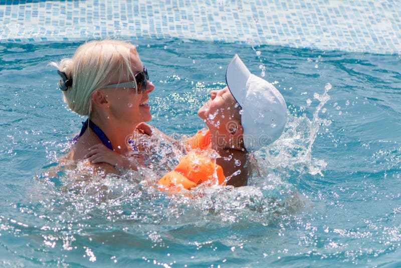 Frau Und Kleiner Junge Baden Im Pool Stockbild - Bild von frau ...