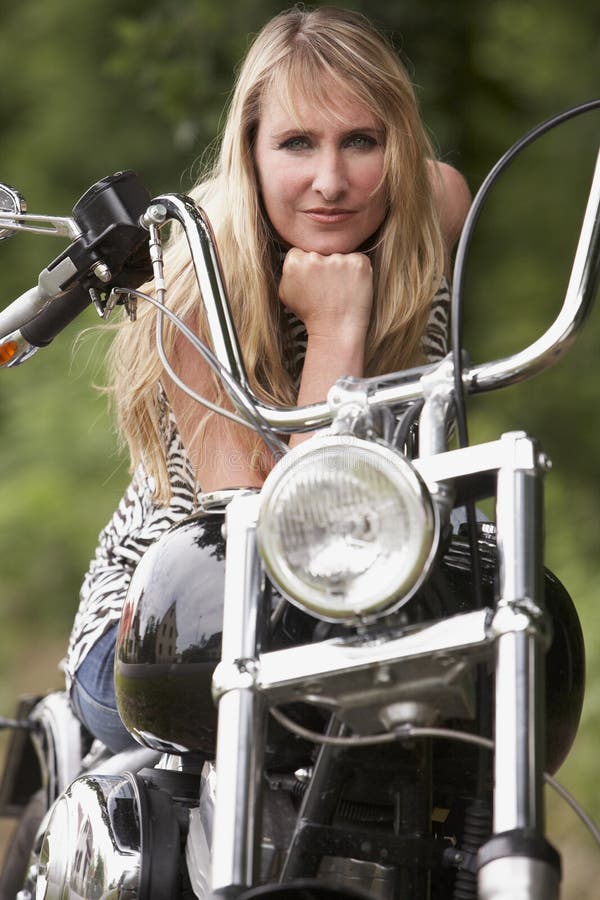 Frau und Motorrad stockfoto. Bild von motorrad, freiheit - 11711018
