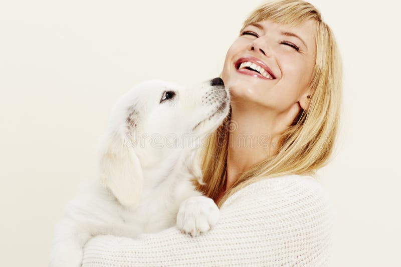 Frau und Welpe stockbild. Bild von hund, nett, tier, hintergrund - 58691441