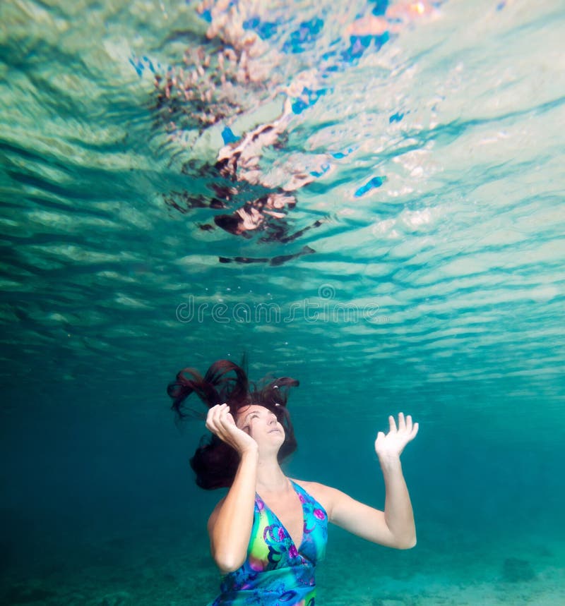 Frau Unterwasser Stockfoto Bild Von Attraktiv Angekleidet 126387716