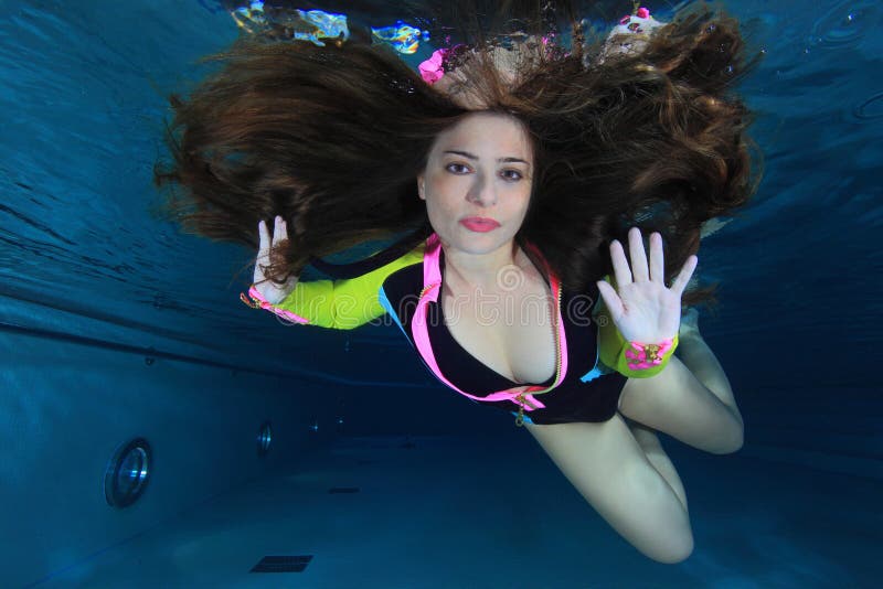 Frau Unterwasser Stockbild Bild Von Schwimmen Bikini 29833309