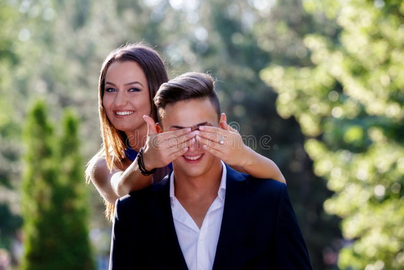 Frau, Welche Die Augen Eines Mannes Bedeckt Stockfoto - Bild von junge ...