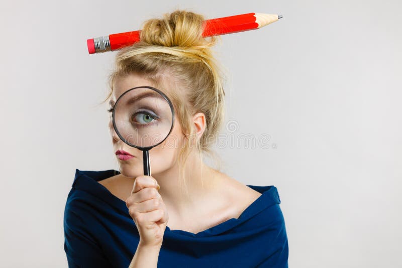 Frau, Die Durch Eine Lupe Mit Großem Auge Schaut Stockbild - Bild von ...