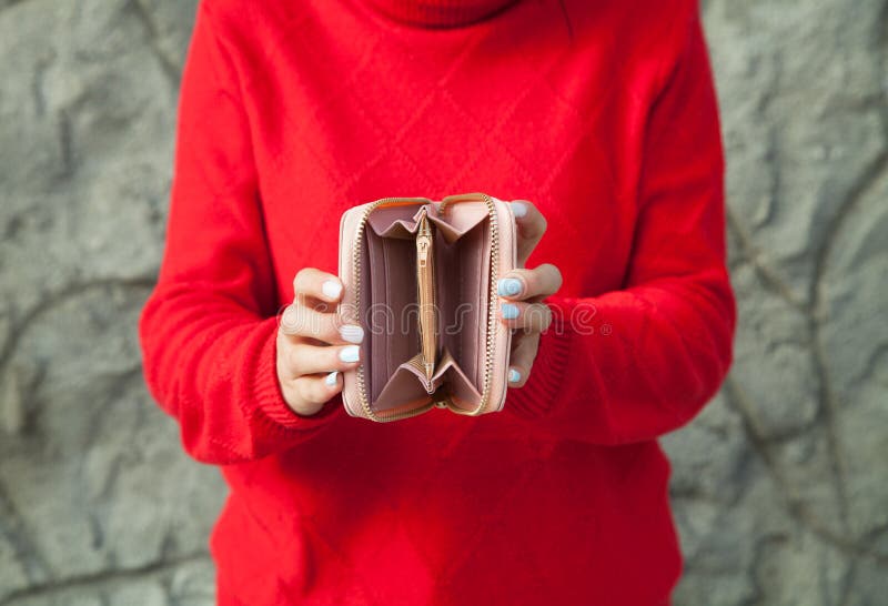Frau Zeigt Ihr Leeres Portemonnaie Stockbild - Bild von leer, traurig ...
