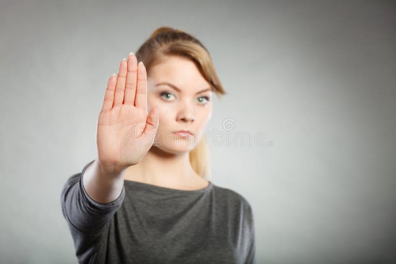 Frau Zeigt Stoppschild Durch Ihre Hand Stockbild - Bild von geste, mühe ...