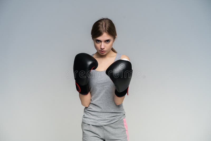 Weiblicher Boxer Mit Den Boxhandschuhen, Die Auf Dem Grauen Hintergrund ...