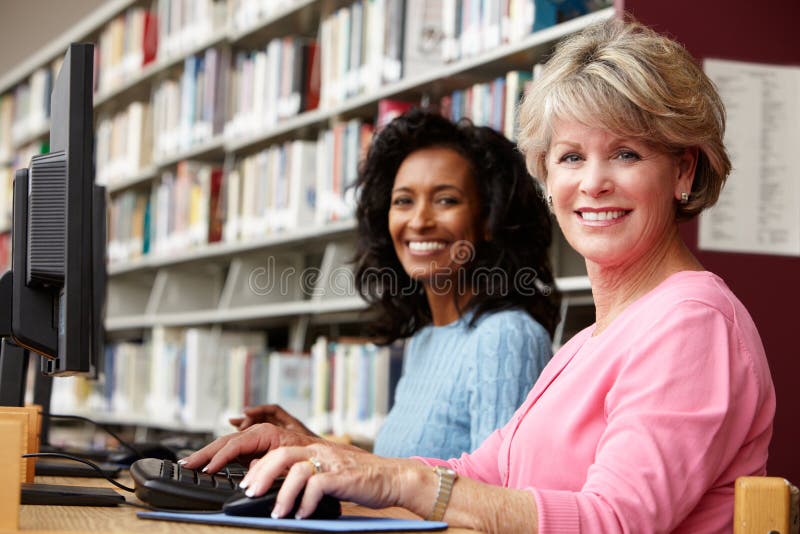 Frauen, Die an Computern in Der Bibliothek Arbeiten Stockbild - Bild ...