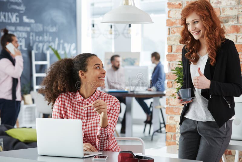 Frauen, Die in Der Kreativen Agentur Arbeiten Stockfoto - Bild von ...