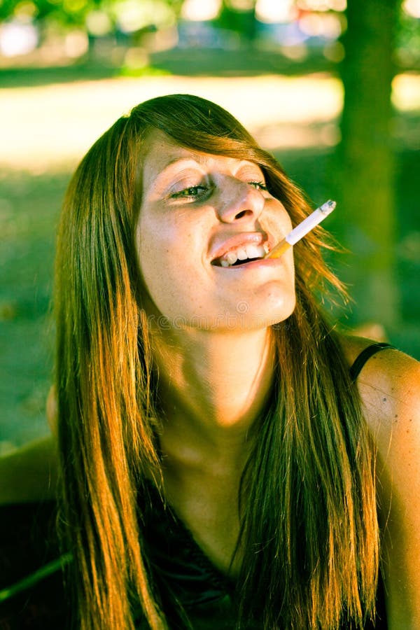 Frauen-Rauchen stockfoto. Bild von frau, brünette, farbe - 16717010