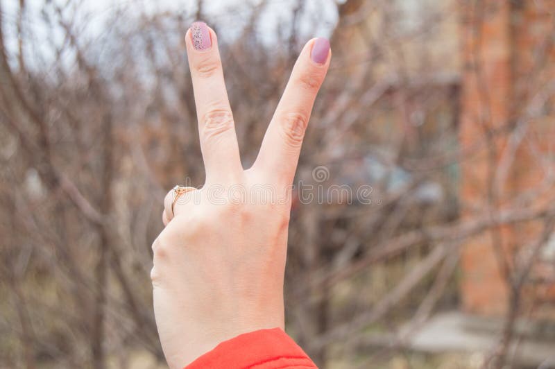 Frauen ` S Linke Hand Zeigt Das Siegeszeichen Stockbild - Bild von ...