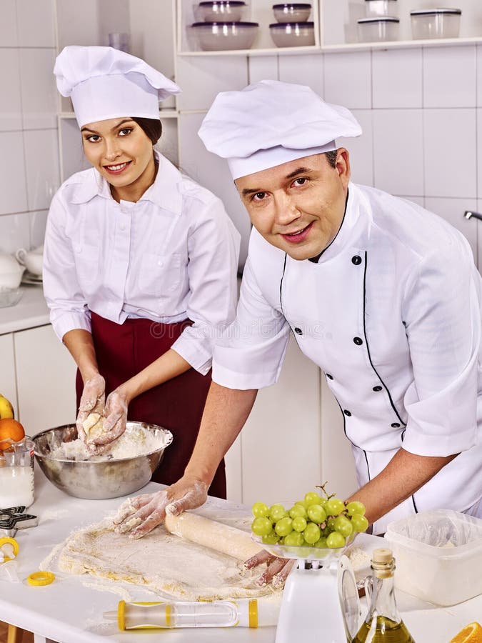 Frauenmann Im Chefhut Huhn Kochend Stockbild - Bild von teig ...