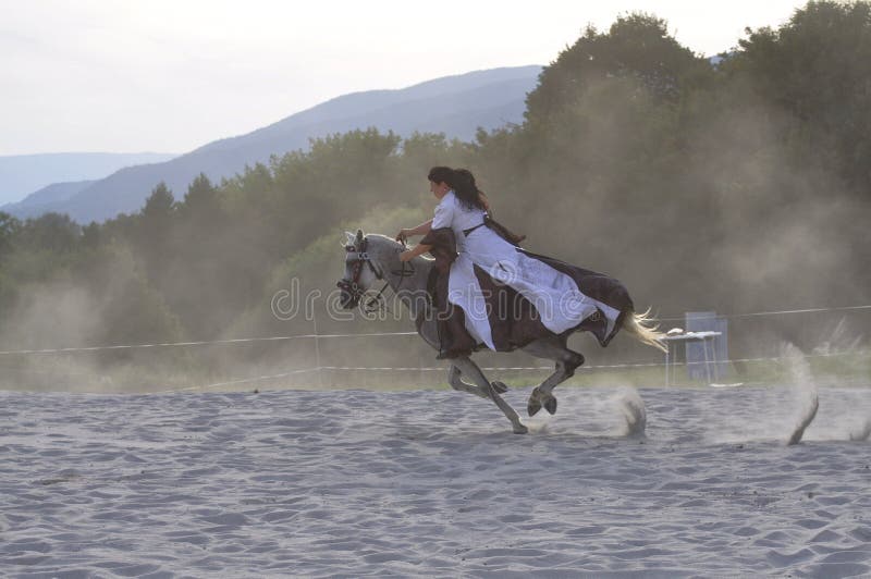 Frauenreiten Auf Schultern Des Mannes Stockfoto - Bild von enjoy ...