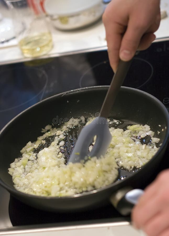 Manos De Las Cebollas Del Resorte Del Corte Del Cocinero Imagen de ...