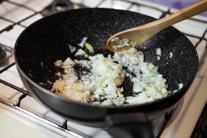 Freír la cebolla imagen de archivo. Imagen de blanco - 63779841