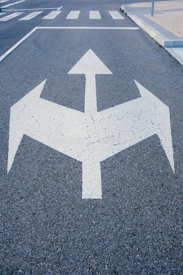 Freccia Direzionale Bianca Foto Stock - Download 1,586 Royalty Free Photos