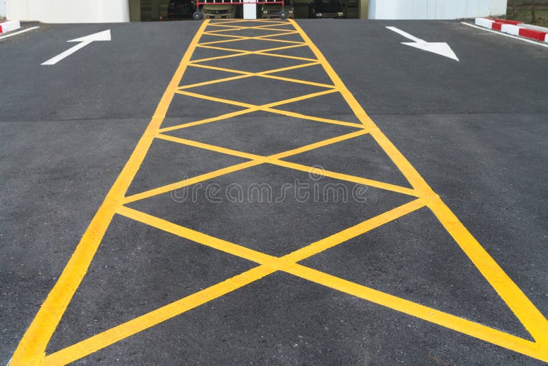 Freccia Per L'ingresso Del Parcheggio Immagine Stock - Immagine di ...