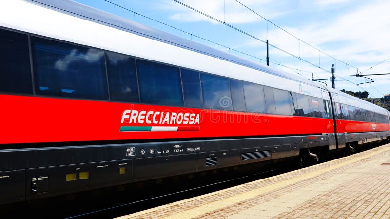Frecciarossa De Trenitalia Italy Imagen editorial - Imagen de bandera ...