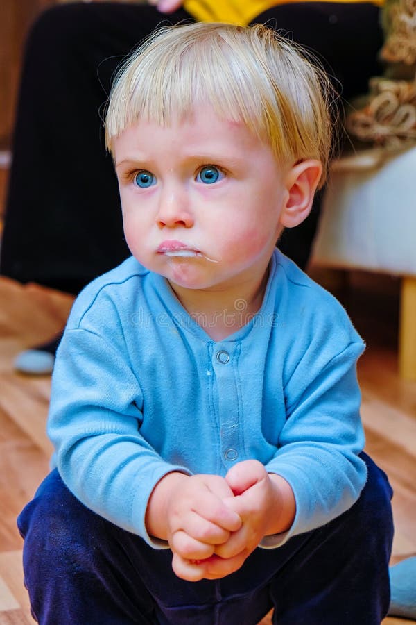 Freches Kind Runzelte Die Stirn Stockfoto - Bild von familie, verärgert ...