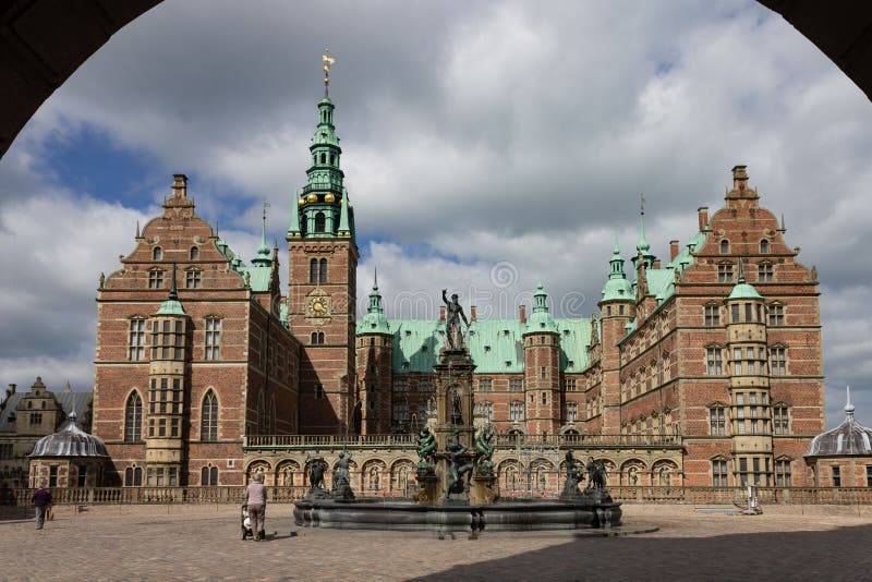 Frederiksborg Castle with a Fountain and Statues Editorial Photo ...