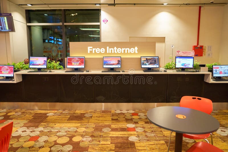 Free Internet Access Computers at Singapore Changi Airport Editorial ...