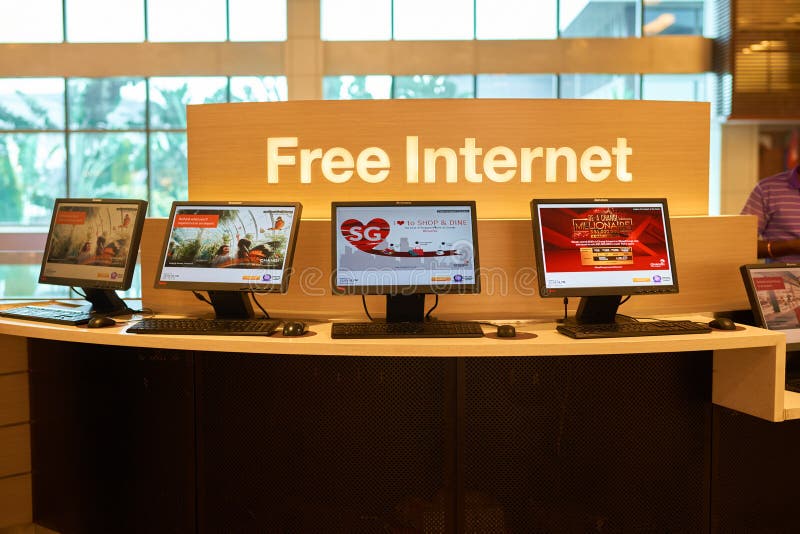 Free Internet Access Computers at Singapore Changi Airport Editorial ...