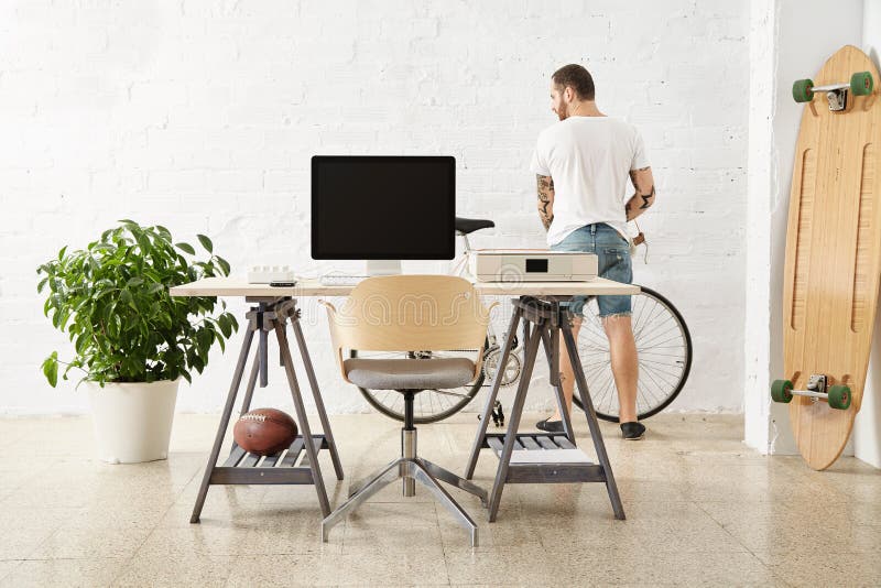 Freelancer Con Muchas Aficiones Que Trabajan En Casa Fijado Foto de ...