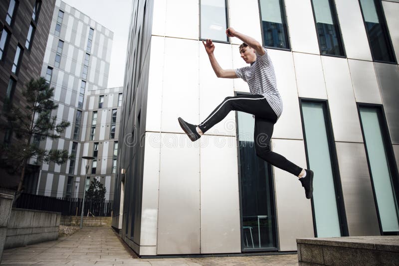 Freerunner en la ciudad foto de archivo. Imagen de recreacional - 112679414
