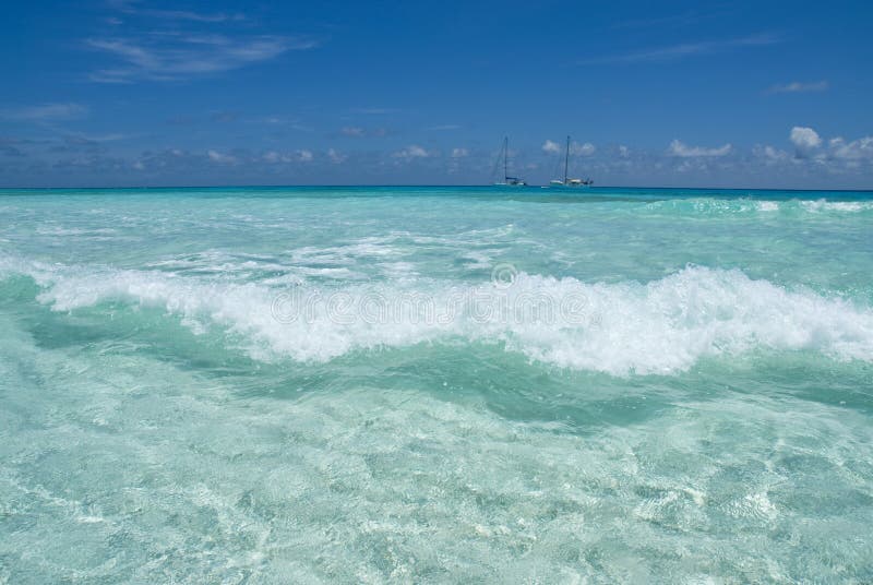 Freier Wellen-Strand stockbild. Bild von karibisch, sommer - 6271901