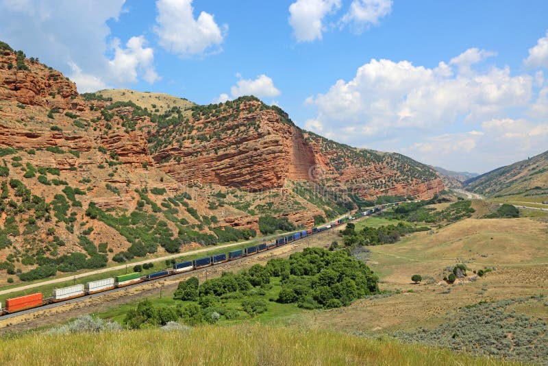 Freight Train in Echo Canyon Stock Image - Image of nature, echo: 44049265
