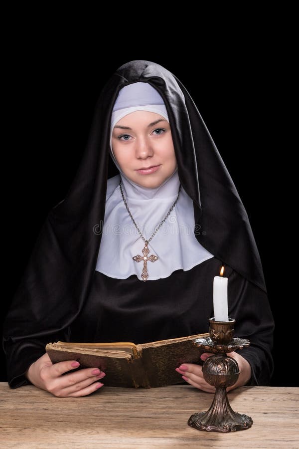Freira Em Uma Tabela Com Livro Foto de Stock - Imagem de baixo, igreja ...