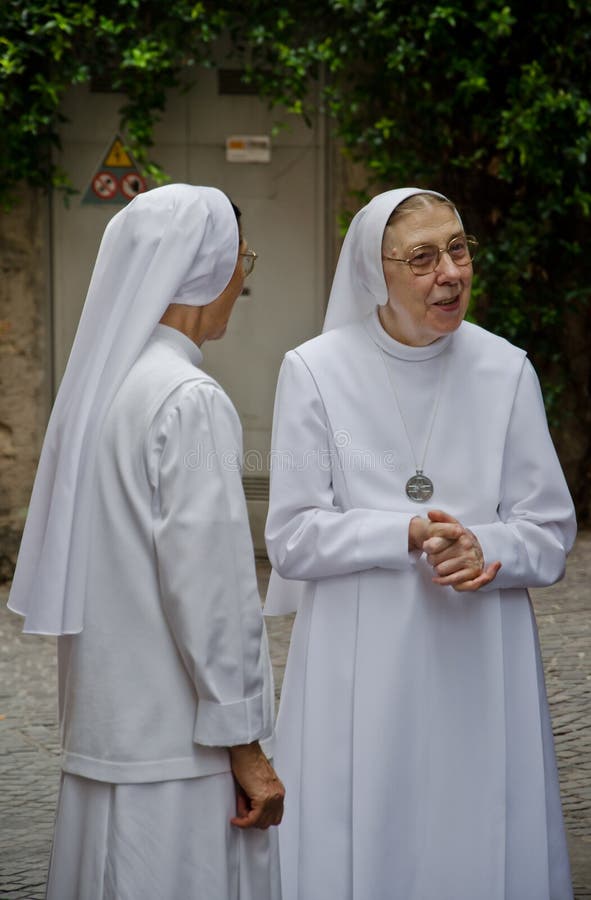 Rezando a freira imagem de stock. Imagem de colheita - 32549437