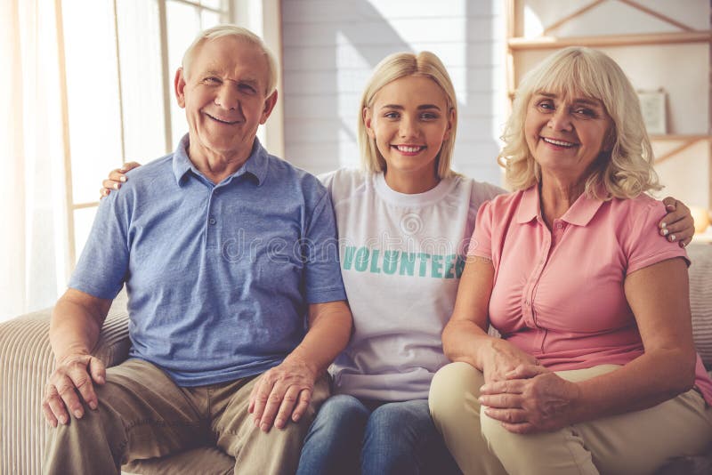 Freiwillige und alte Leute stockbild. Bild von alte, leute - 78610993