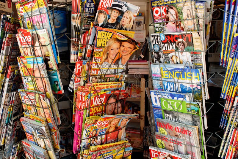 Ein Stapel Farbige Zeitschriften Auf Einem Weißen Hintergrund Stockbild ...