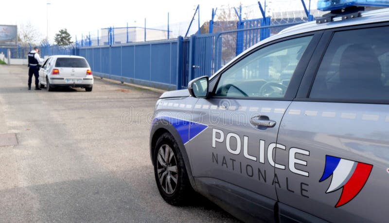 UK Police Patrol in Numbers As Lockdown Eases Editorial Image - Image ...