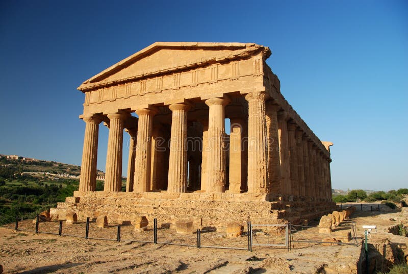Frente Del Templo Del Griego Clásico Imagen de archivo - Imagen de ...